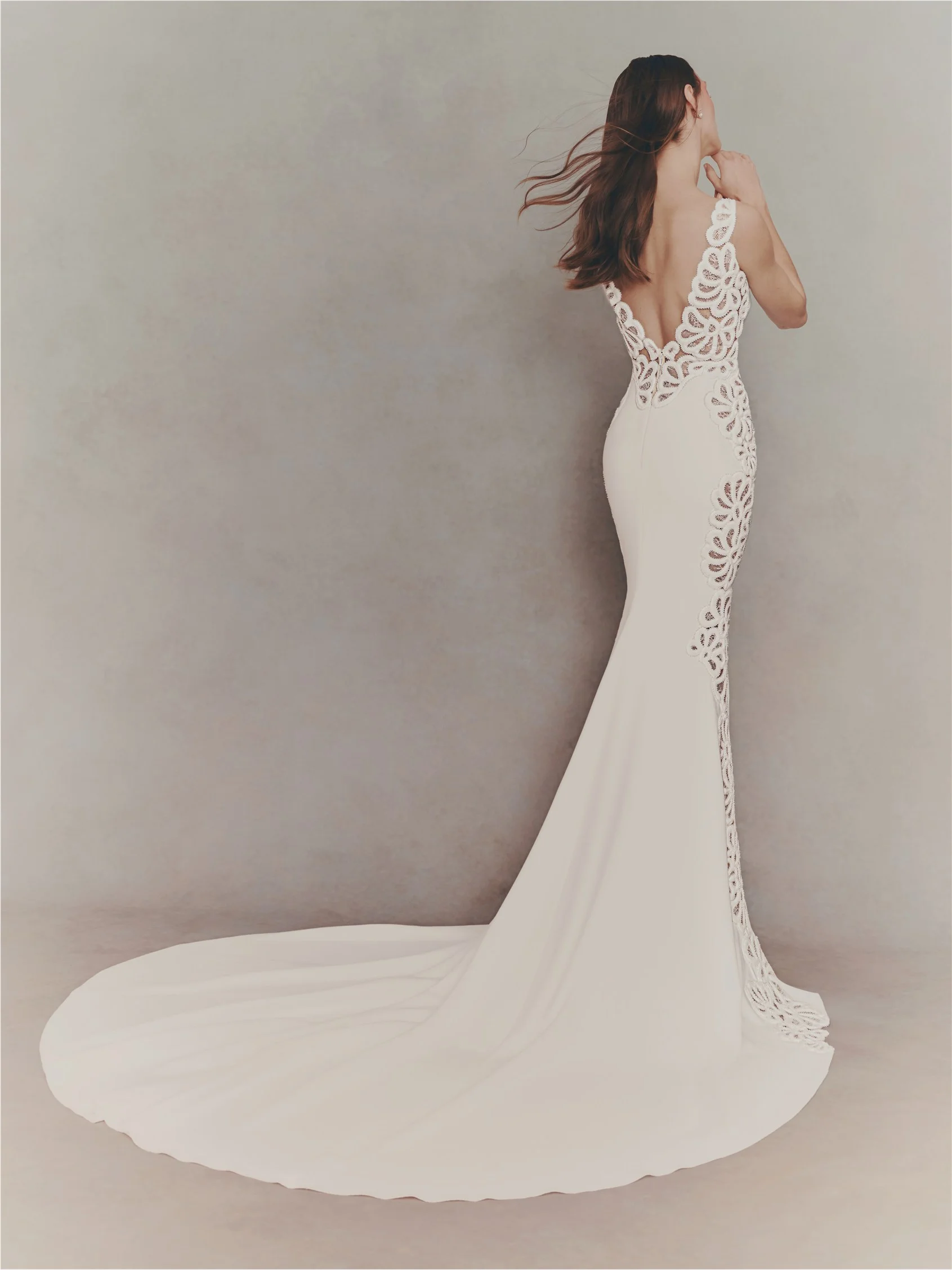 BRIOLE Mermaid Dress With V-neckline And V-back. - Pronovias
